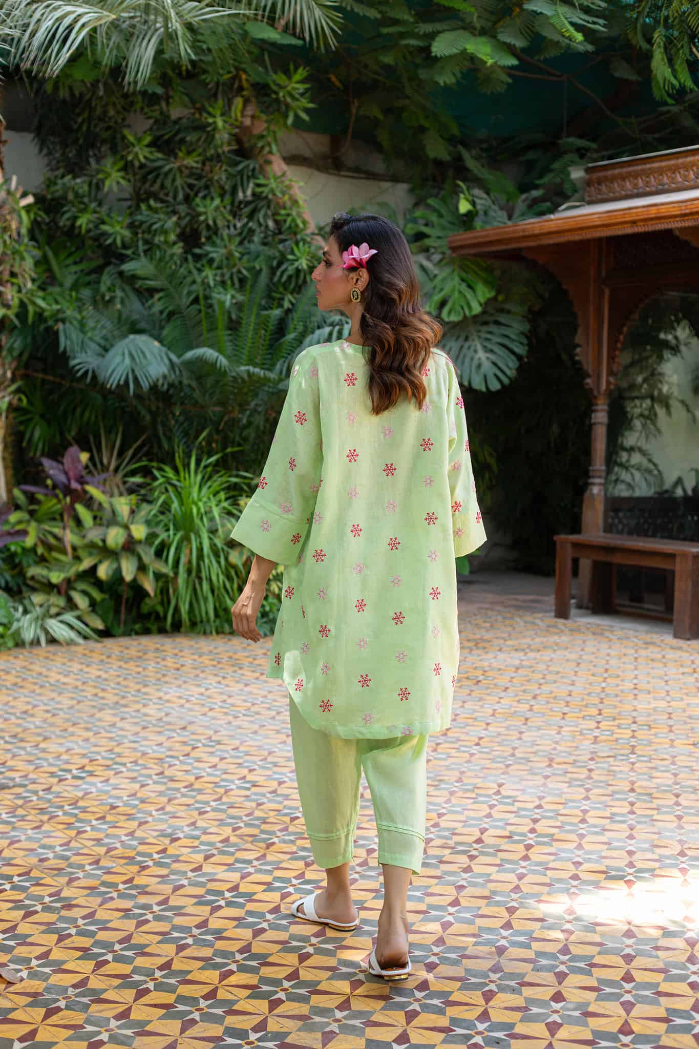 AMELIE SET – Hira Sardar